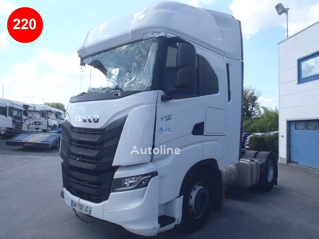 IVECO S WAY 490 tegljač nakon udesa