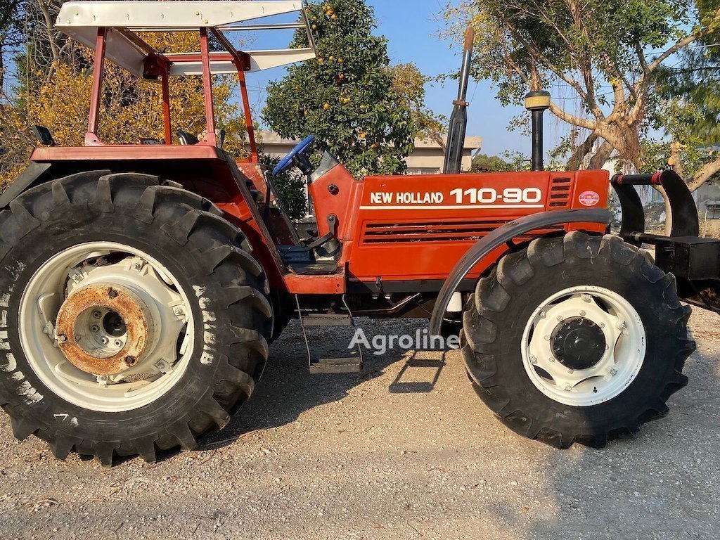 New Holland traktor točkaš