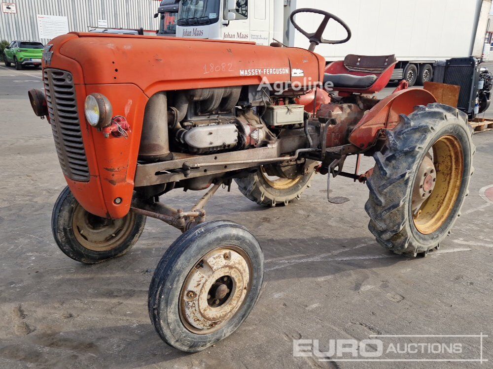Prodaje se Massey Ferguson 821 traktor točkaš na aukciji