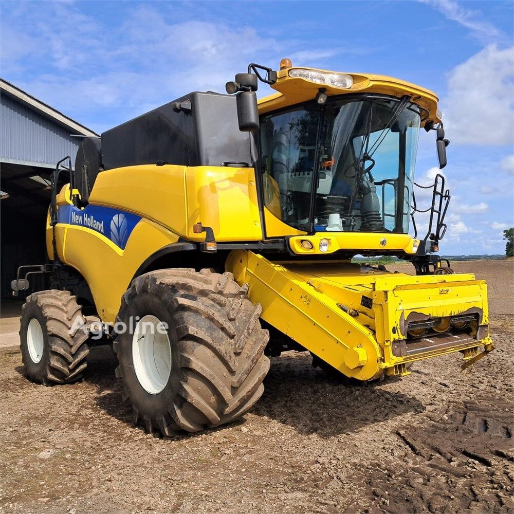 Prodaje se New Holland CX8080 kombajn za žito na aukciji