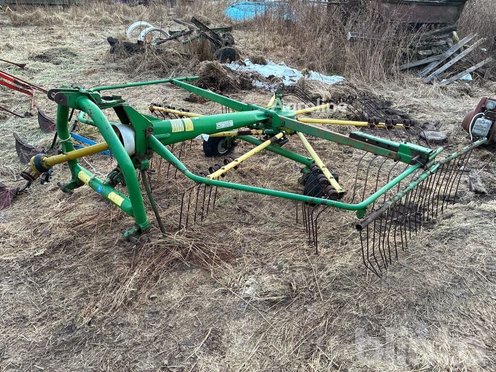 Prodaje se John Deere prevrtač sena na aukciji