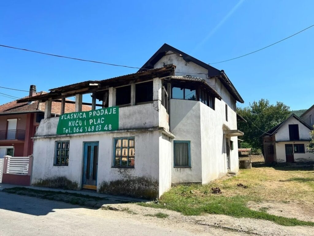 Kuca na atraktivnoj lokaciji sa lokalom i magacinom za zivot i biznis