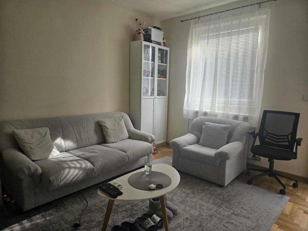 Izdajem namestan stan na Lekinom brdu