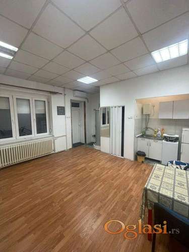 Izdaje se poslovni prostor 25m2 za kancelariju....,isključivo poslovna delatnost - centar