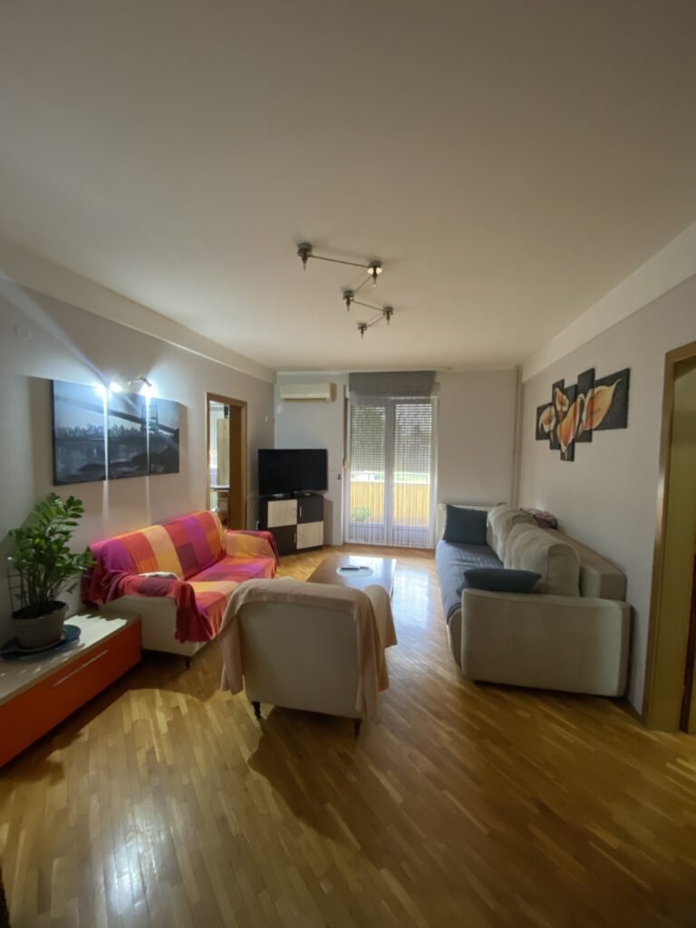 Izdaje se stan – Prvomajska, Zemun – 600 e na I spratu