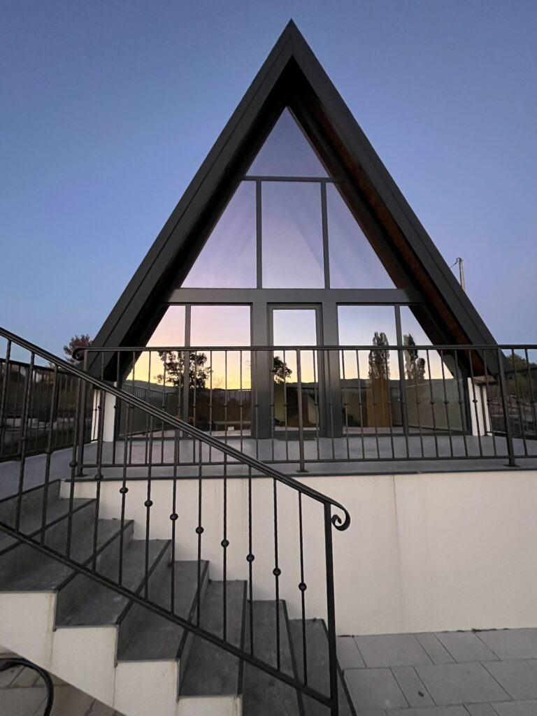Na prodaju 2 A-Frame kuce sa bazenima