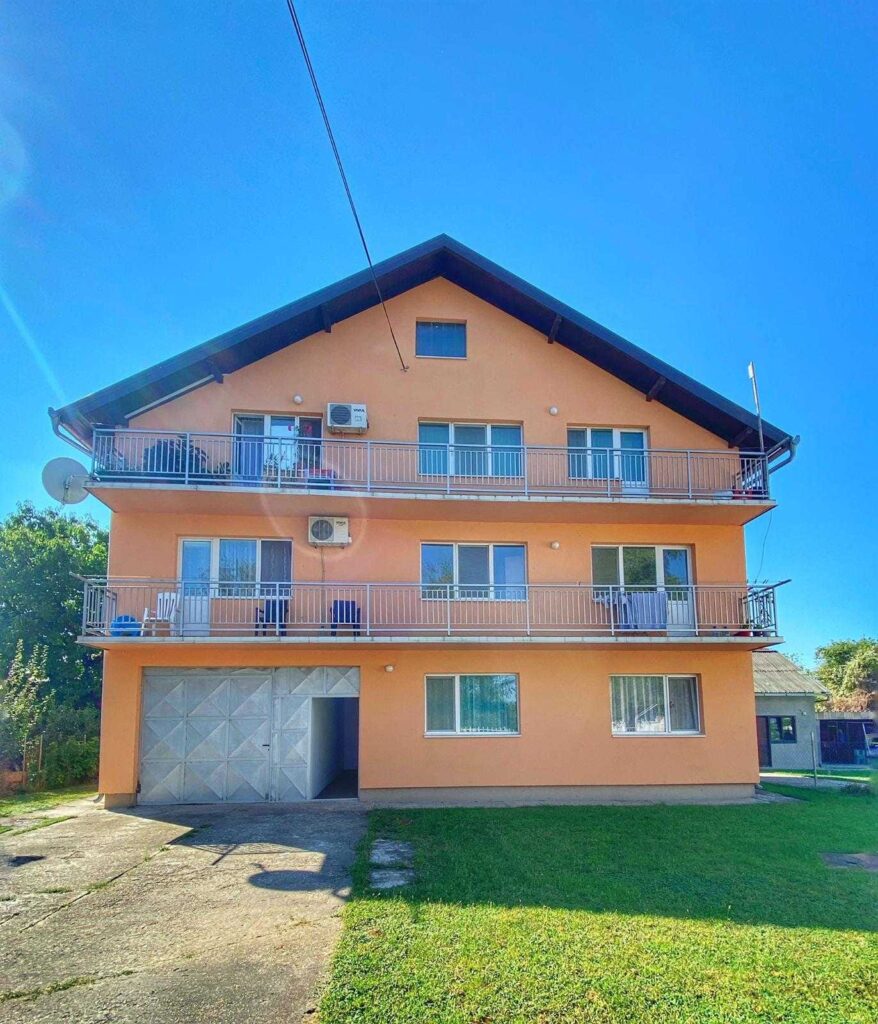 Prodaja kuce sa vise stanova i garazom Indjija