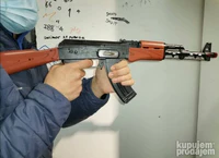 AK-47 puska sa svetlećim i zvučnim efektima