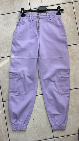 BERSHKA PANTALONE U VELIČINI 34