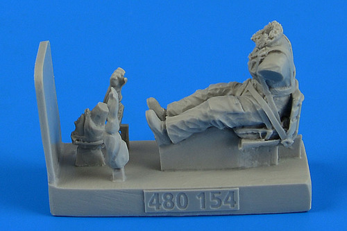 Aerobonus 480154 Soviet Woman Pilot WWII with seat for Po-2 Figurines ICM