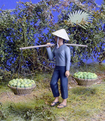 Callsign Models 35009 Vietnamese Woman carrying Baskets