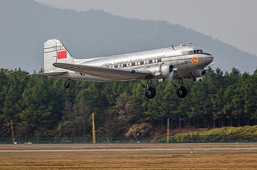 Trumpeter 05813 DC-3 Cnac