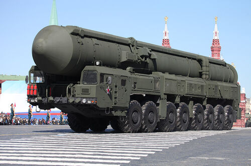 Trumpeter 01082 15U175 TEL of RS-12M1 Topol-M ICBM complex