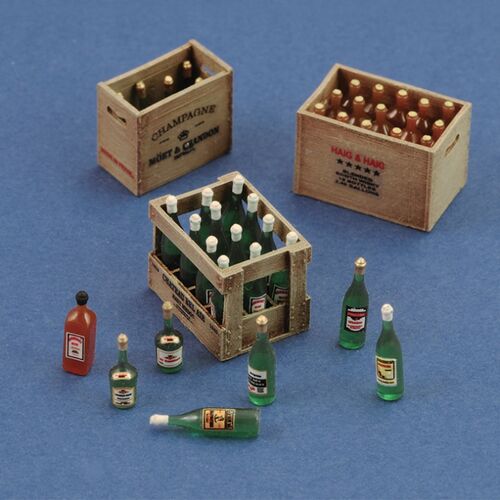 Royal Model di R. Reale 801 Champagne, cognac e wine bottles with crates