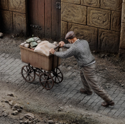 Royal Model di R. Reale 908 Evacuee with his stuff