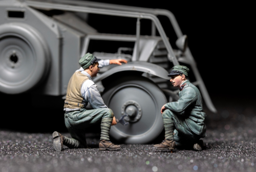 Copper State Models F35-025 Italian Armoured Car Crew Changing Tire