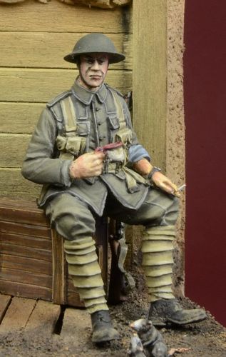 D-DAY miniature studio 35034 WWI British Infantryman sitting on a case