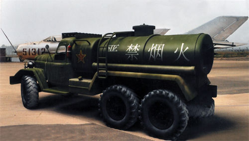 Trumpeter 01104 Jiefang CA-30 Fuel Truck