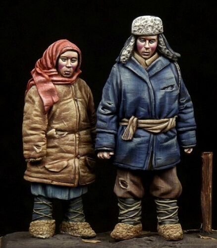 The Bodi Miniatures 35100 Boy & Girl WWII period