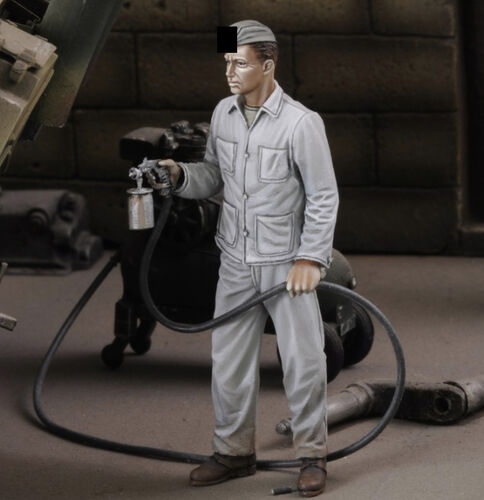 Royal Model di R. Reale 758 Soldier spray painting