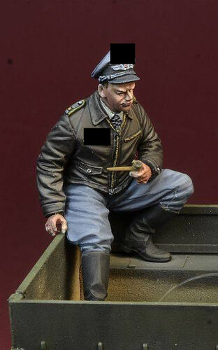 D-DAY miniature studio 35144 WWII Luftwaffe Fighter Pilot sitting