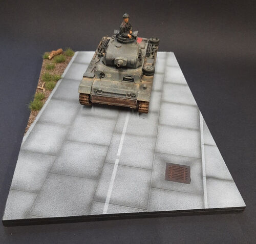 Reality in Scale 35307 Concrete Slab Road with separate Manhole Cover, Special Scatter & Grass (22 x 32 cm)