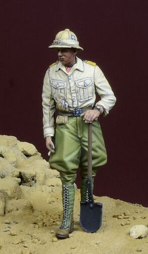 D-DAY miniature studio 35244 DAK Soldier With A Shovel, North Africa 1941-43