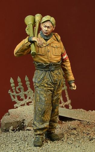 D-DAY miniature studio 35108 Hitlerjugend Boy with Panzerfausts, Germany 1945