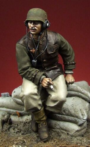 The Bodi Miniatures 35033 Hungarian motorized artillery officer