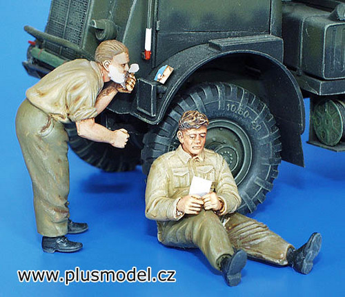 Plus Model 158 British Soldiers, WWII - Shaving and Resting