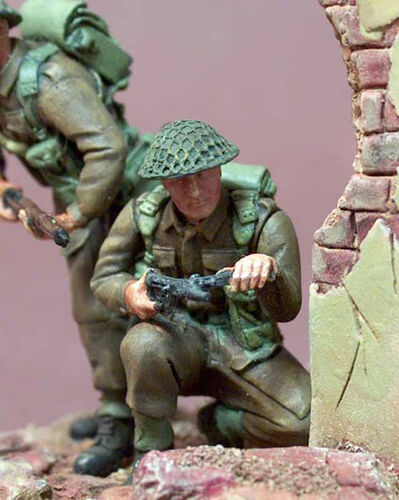 Resicast 355571 British WWII Soldier Kneeling with Sten Gun