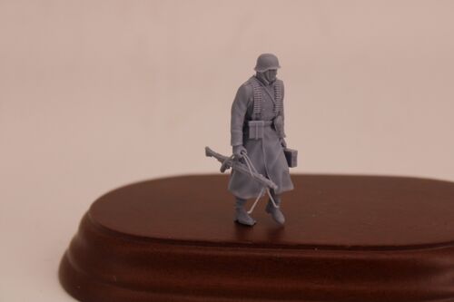 Peddinghaus-Decals 35W059 German soldier walking in greycoat with MG 42 and 1 ammo box