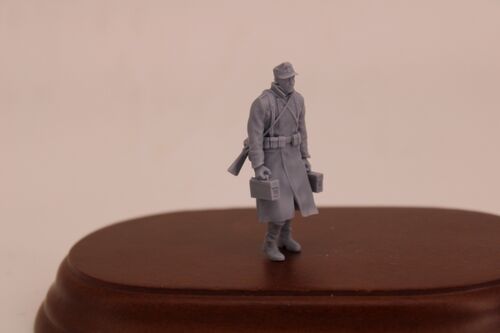 Peddinghaus-Decals 35W058 German soldier walking in greycoat with fieldcap and 2 MG ammo boxes