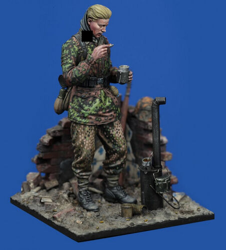 Royal Model di R. Reale 877 German SS soldier eating -WWII with base
