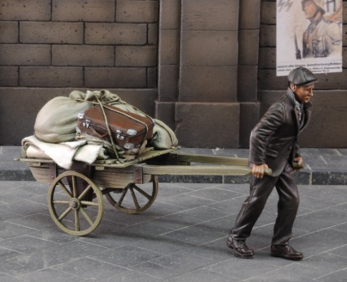 Royal Model di R. Reale 628 Evacuee pulling cart