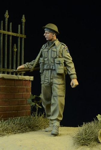 D-DAY miniature studio 35013 British / Commonwealth Infantryman walking 1942-45