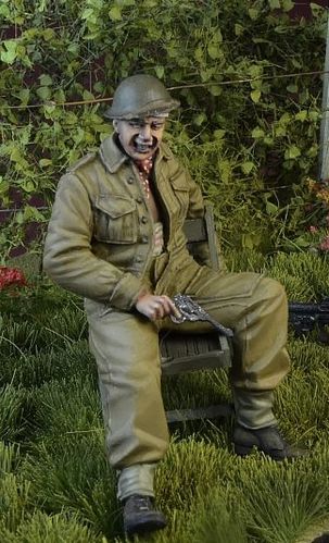 D-DAY miniature studio 35132 WWII British Soldier wounded 1940-45