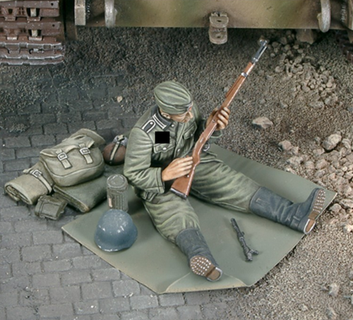 Royal Model di R. Reale 534 German soldier cleans up his rifle WWII