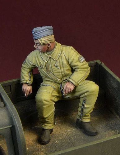 D-DAY miniature studio 35145 WWII Luftwaffe Bomber Pilot sitting