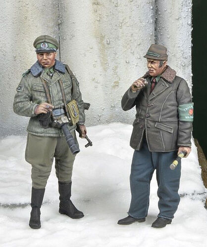 D-DAY miniature studio 35224 East German Border Troops Officer And Civilian Volunteer, Winter 1970-80's