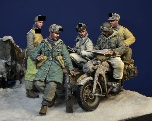 D-DAY miniature studio 35190 “Unternehmen Frühlingserwachen” 3.SS PzDiv. Soldiers, Hungary, Winter 1945 For Zündapp KS 750 Motorcycle (5 figures + motorcycle accessories)