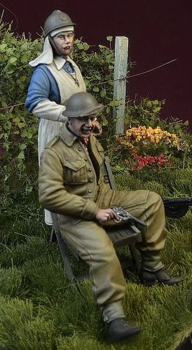D-DAY miniature studio 35134 WWII Belgian Nurse with wounded BEF soldier, Belgium 1940