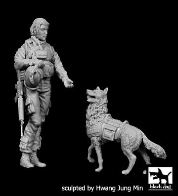 Black Dog F35132 US Woman soldier with dog