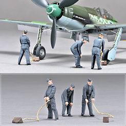 Zoukei Mura SWS48-02-F06 Focke Wulf Ta-152 H-1 - Ground Crew Set (3 Figures)