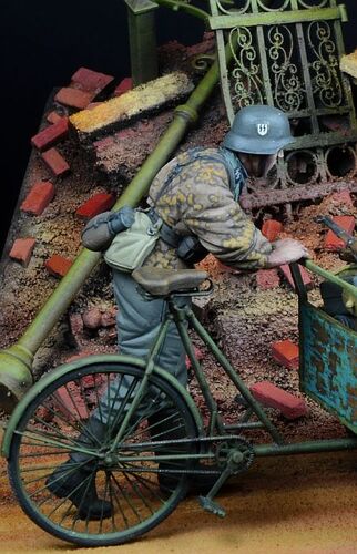 D-DAY miniature studio 35274 Waffen SS Soldier pushing 3, 1942-45