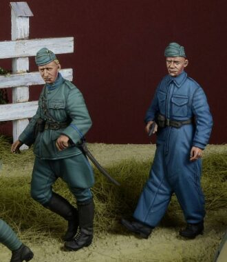 D-DAY miniature studio 35262 Dutch NCO & Armoured Car Crewman Walking, Holland 1940