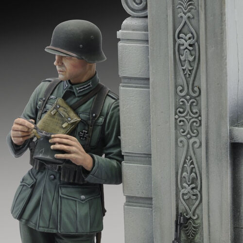 Royal Model di R. Reale 958 German Soldier Eating WWII (75mm)