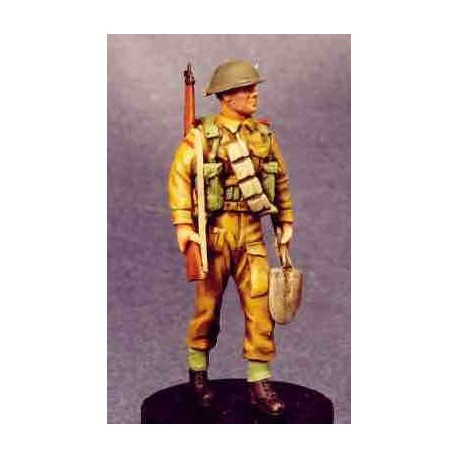Resicast 355541 British WWII Infantryman Walking with Rifle & Spade