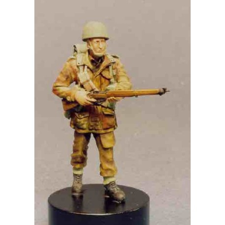 Resicast 355547 British WWII Airborne Soldier Walking with Rifle