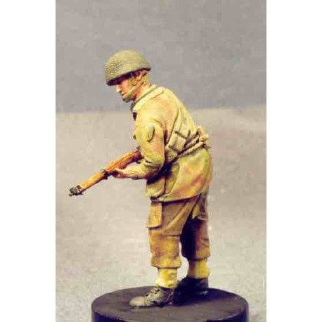 Resicast 355558 Battle Weary Airborne Soldier with Rifle